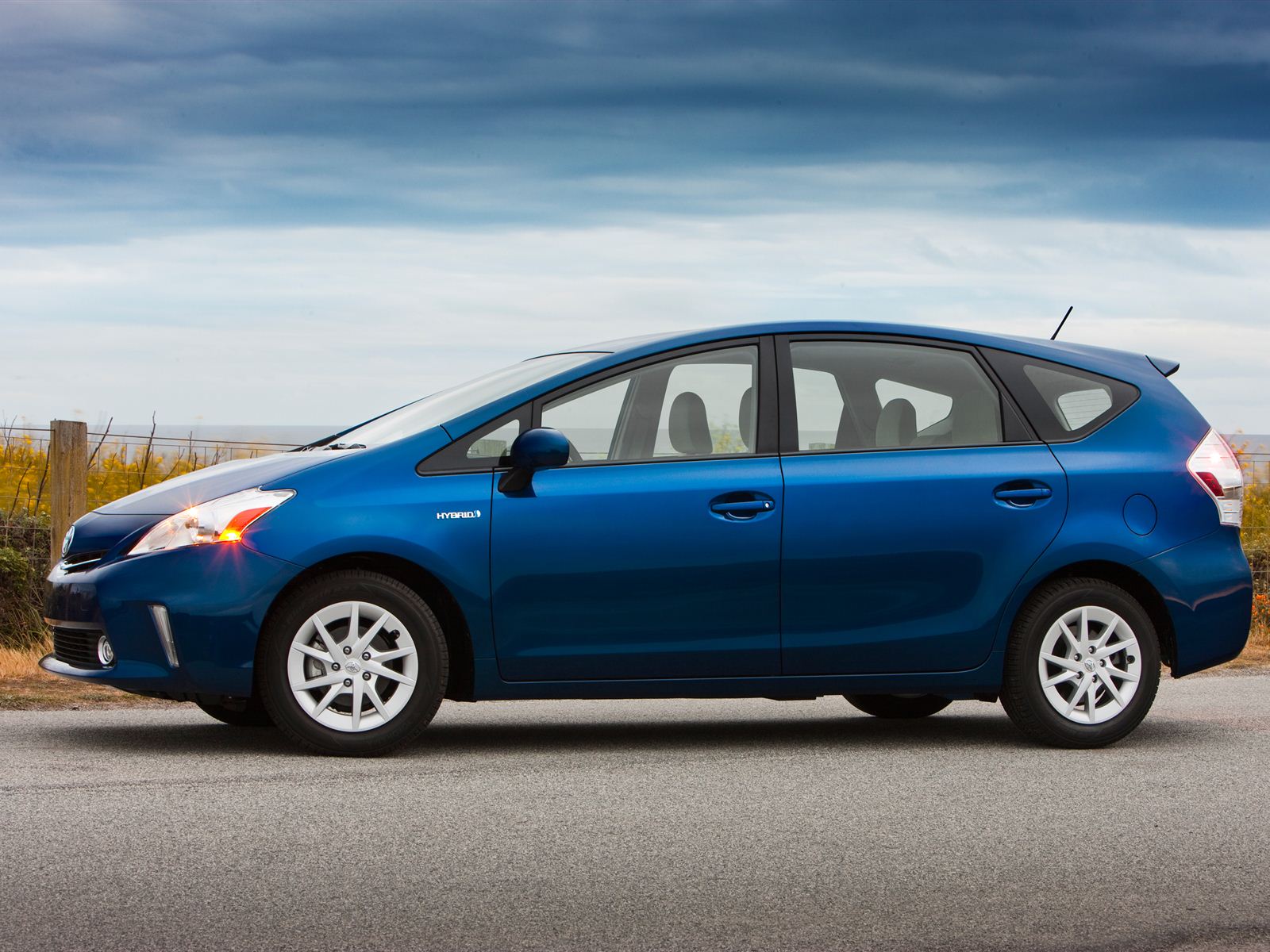 Тюнинг Toyota Prius V 5 Door Hatchback 2012, фото тюнинга Тайота Приус В